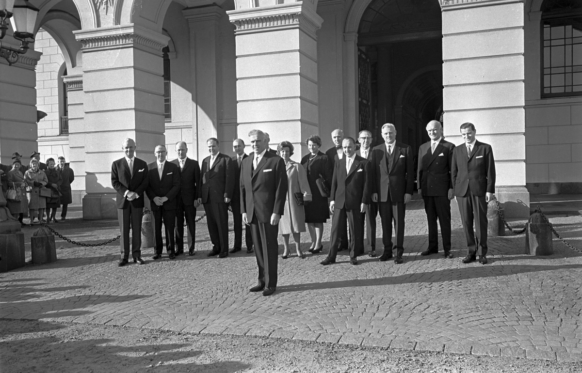 Serie. Regjeringsskifte med Per Borten som ny statsminister, foran ...