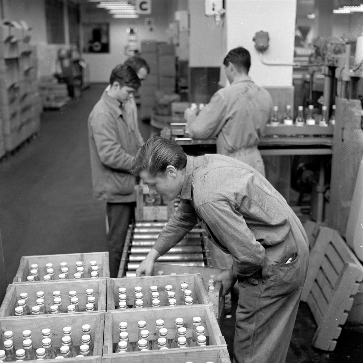 Hasle, Oslo, desember 1963. Vinmonopolet. Arbeidere og kasser med ...