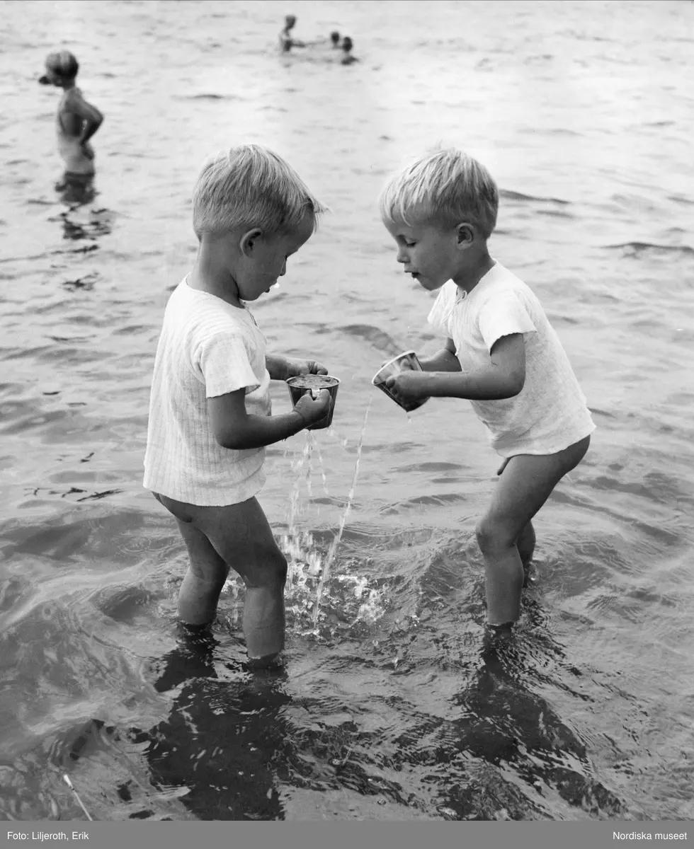 Två barn badar i Munksjön - Nordiska museet / DigitaltMuseum