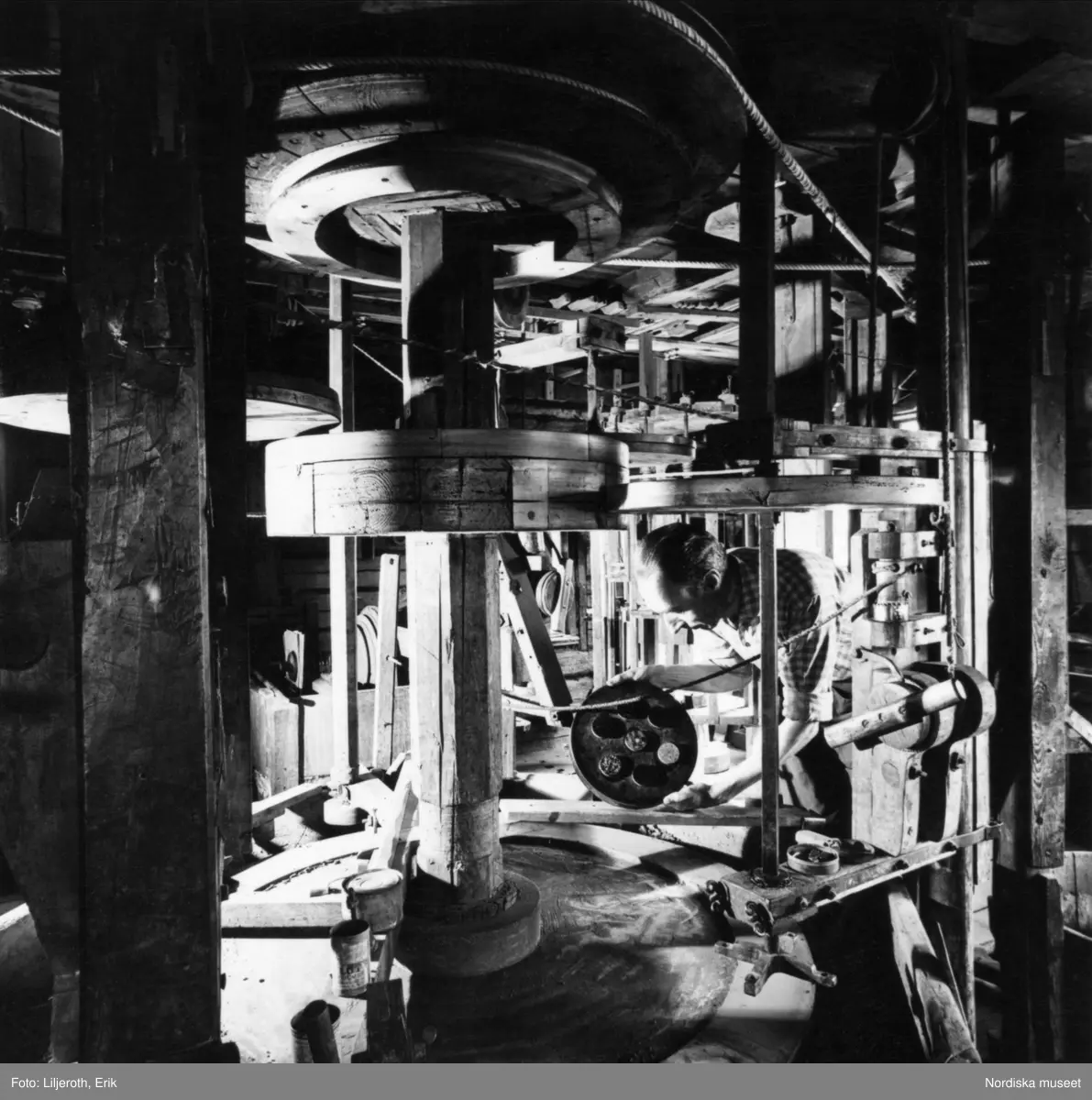 Porfyr slipas i Älvdalens Nya Porfyrverk - DigitaltMuseum