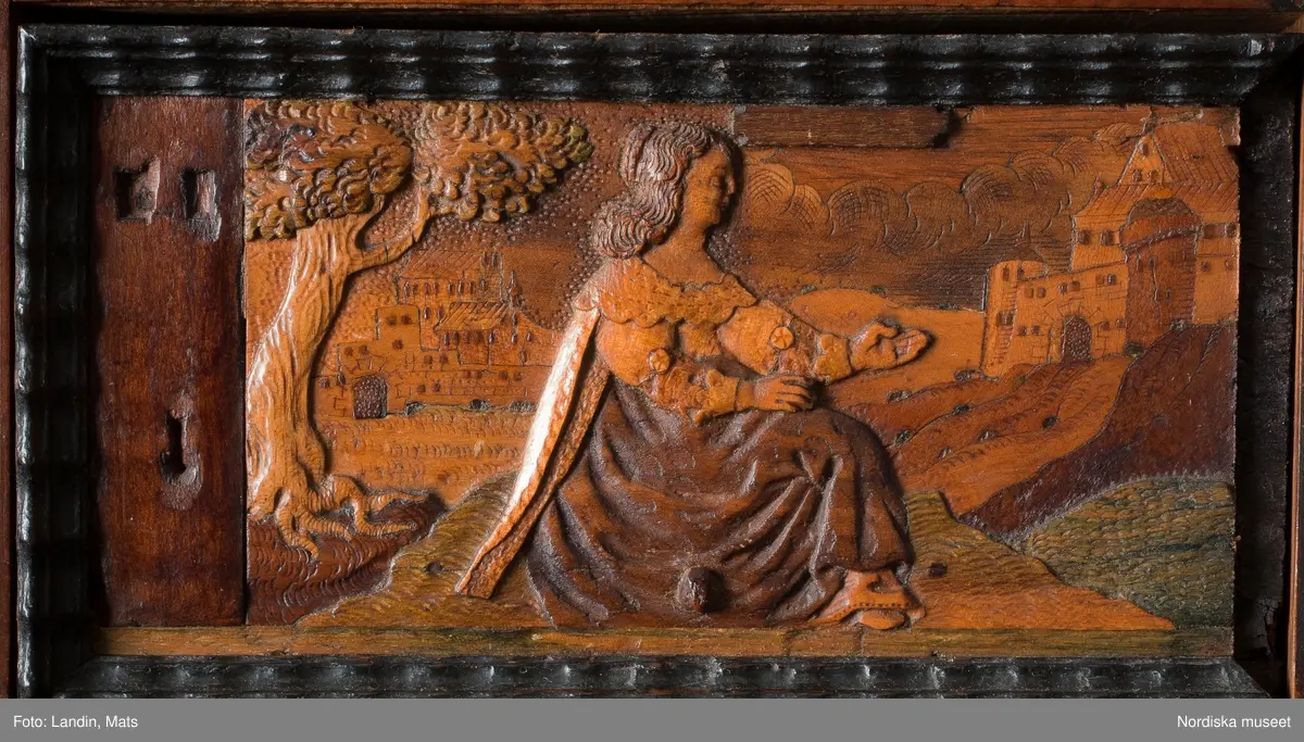 Skåp, kabinettskåp, trä; två dörrar; blindträ furu, fanér svartbetsat ...