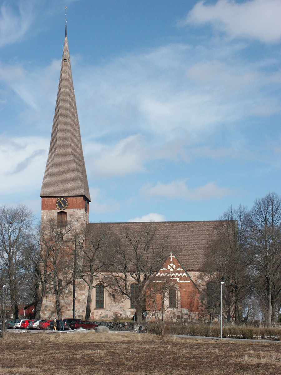 Vaksala kyrka från söder, Uppsala 2006 - Upplandsmuseet / DigitaltMuseum