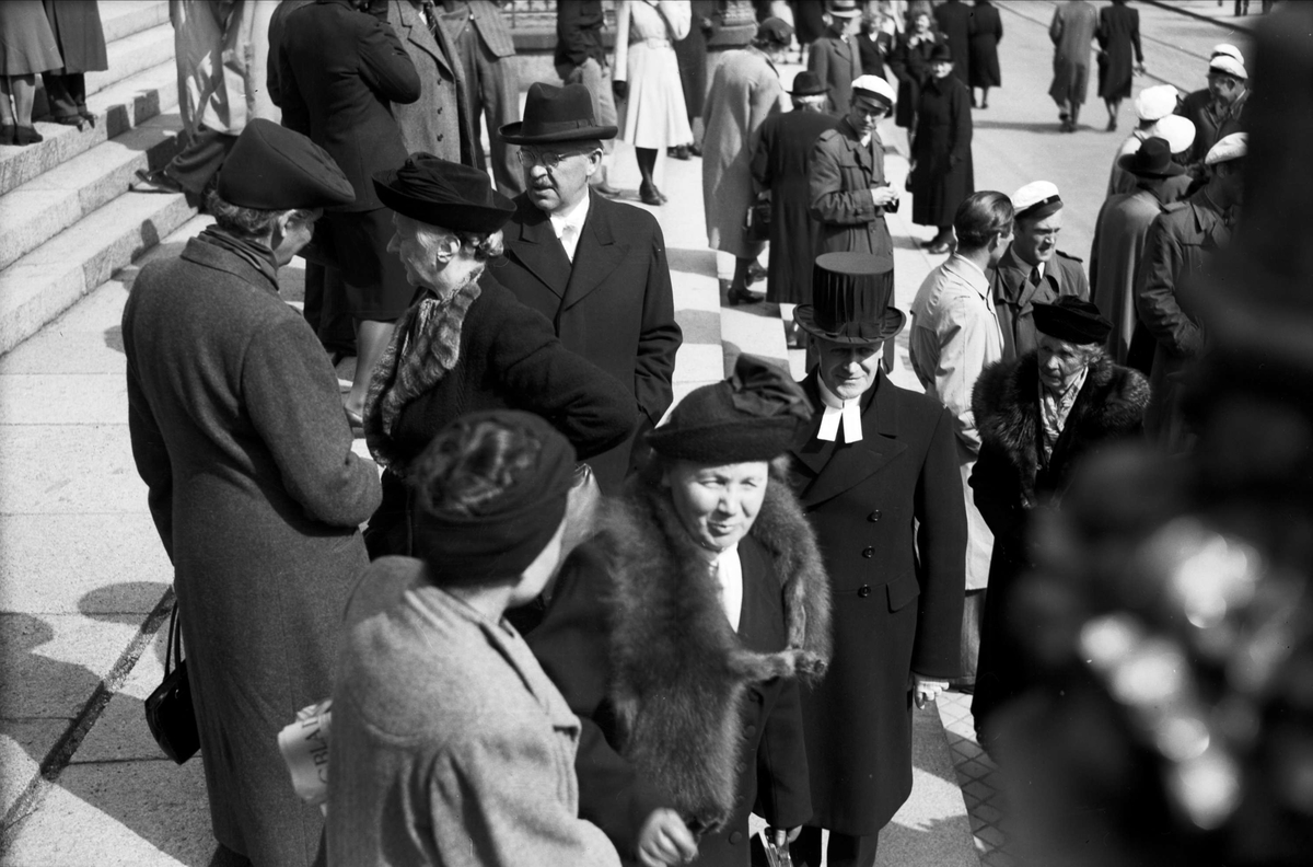 Landshövding Hilding Kjellman och ärkebiskop Erling Eidem i folksamling ...