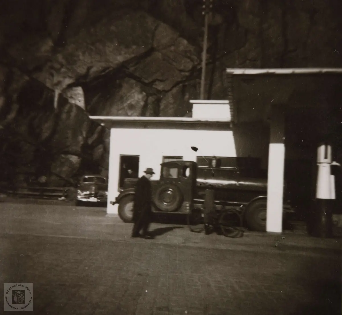 Gammel tankbil ved Esso stasjonen i Mandal sentrum. - Historiske Foto ...