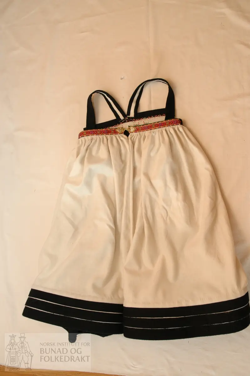 Stakk - Norsk institutt for bunad og folkedrakt / DigitaltMuseum