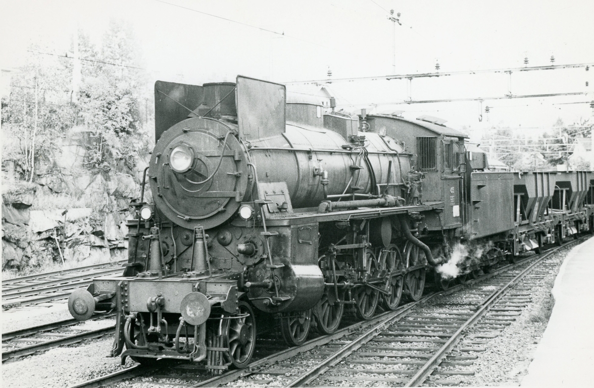 Damplokomotiv type 26c nr. 435 med grustog på Geithus stasjon på ...