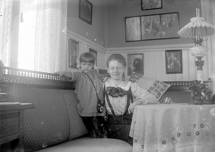 Fotograf Ingeborg Enander och hennes brorsdotter Birgit "Bibbi", född ...