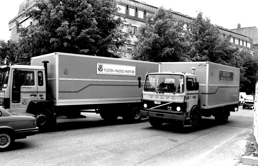 Postlastbilar av märket Volvo. En av bilarna har slogan:"Posten ...