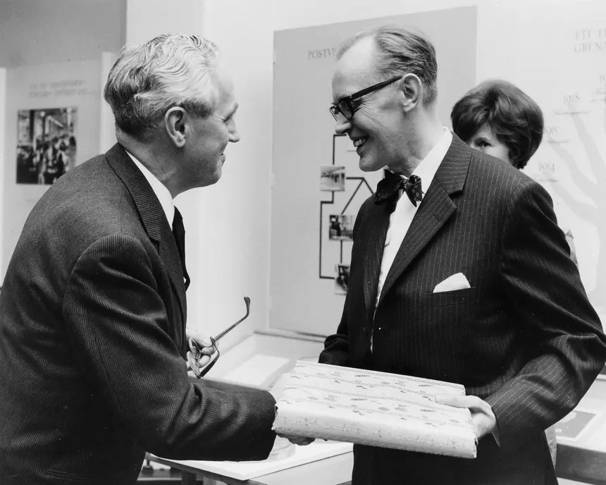 Direktör Einar Lundström, Frimärkshuset, Stockholm, överlämnar sin gåva ...