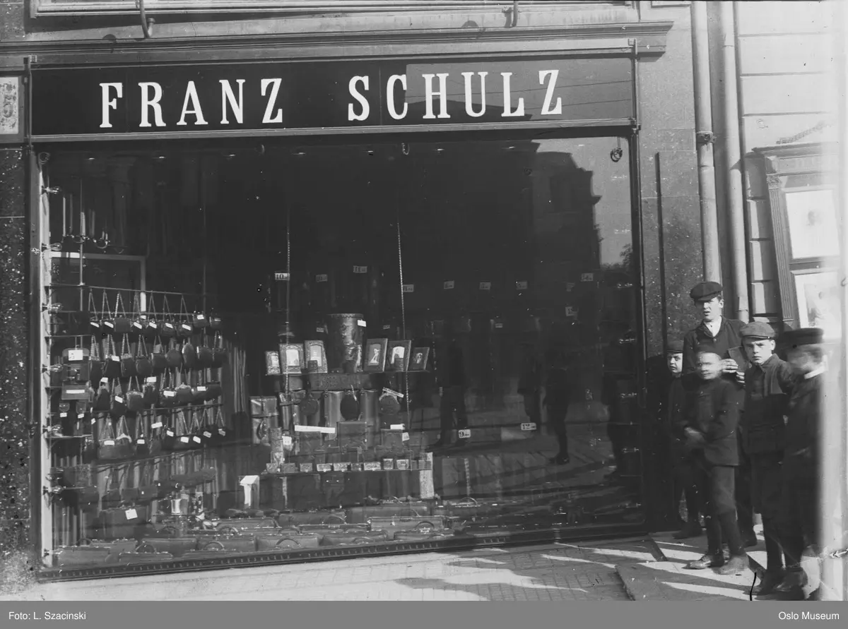 Franz Schulz forretning, utstillingsvindu, vesker, reiseeffekter ...
