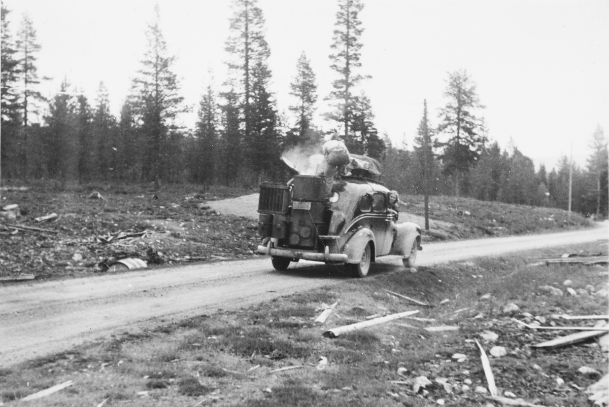 Bil med knottgenerator(vedgassgenerator),en Plymouth 1939-modell, på ...