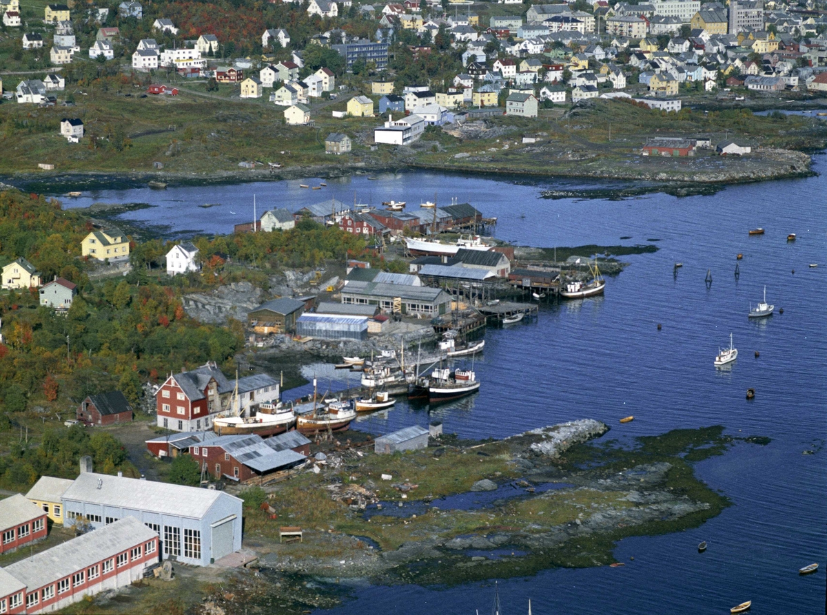 Flyfoto av Mathiassen mek. verksted og Danielsens båtbyggeri på ...