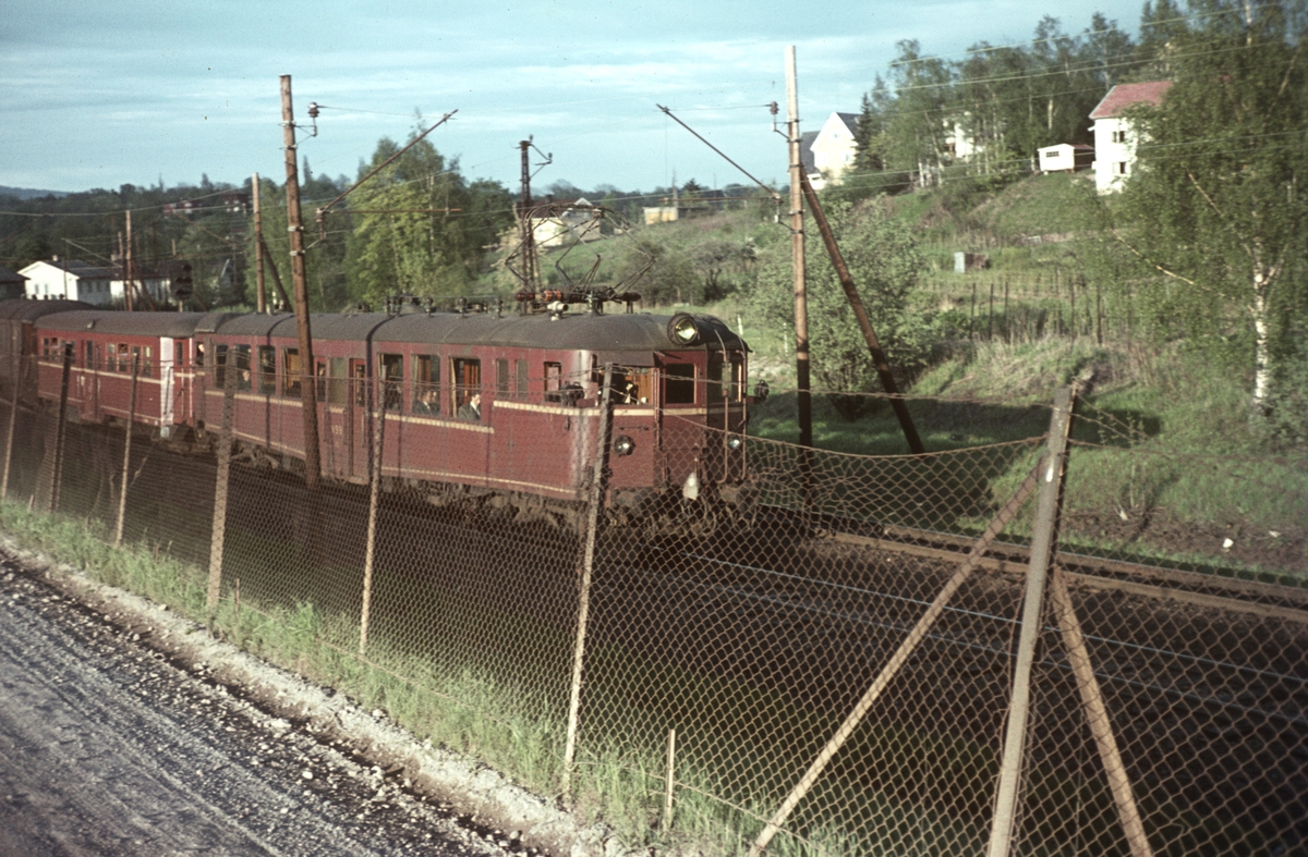 Elektrisk motorvognsett type 65 med motorvogn type 65a fremst, med ...