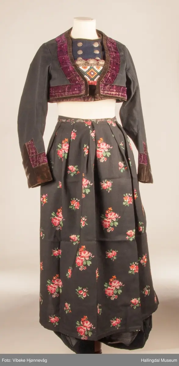 Bunad - Hallingdal Museum / DigitaltMuseum