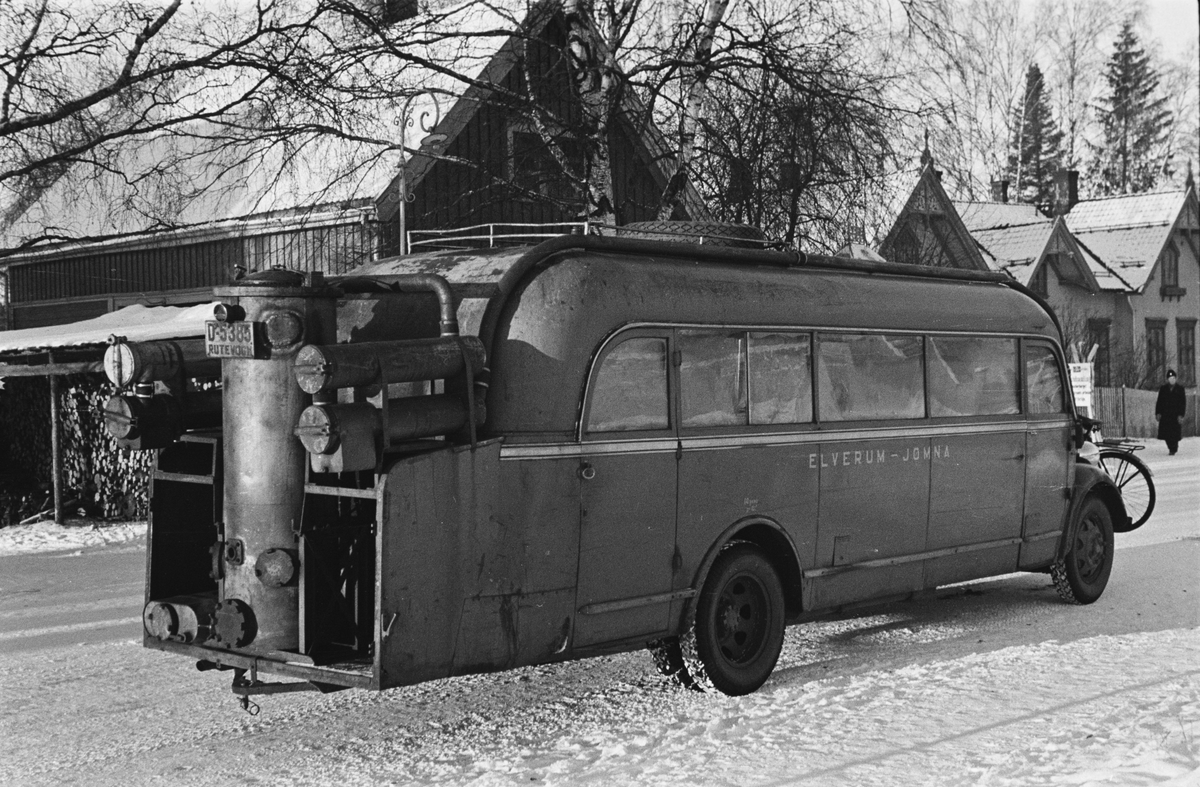 Storgata. Leiret, Elverum. Rutebuss med vedgassgenerator ...
