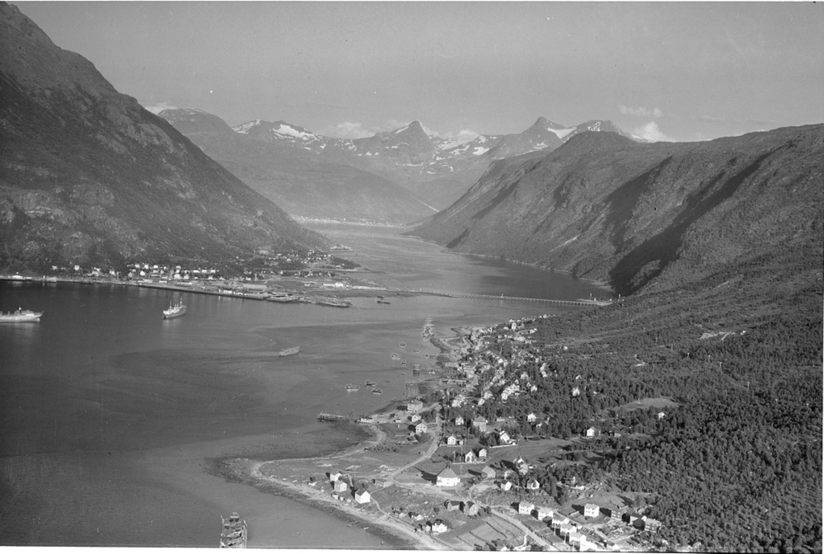 Ankenes med Ankenes kirke i nr 28. Gammelskolen i nr 20 (nå Ankenes ...