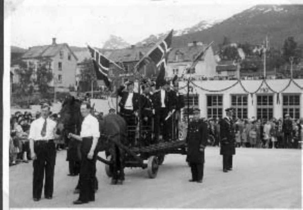 Parade. Narvik bys 50-års byjubileum. Narvik torv. - Museum Nord ...