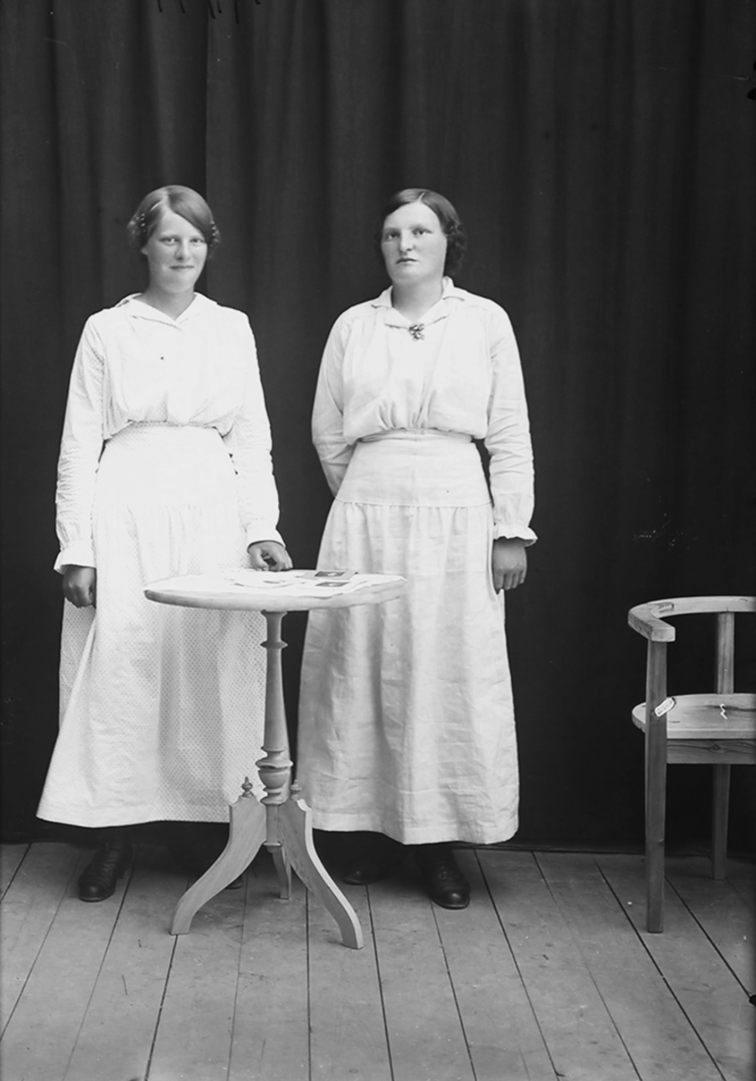 Portrett. Gildeskål. Inndyr. Søstrene fra v.: Karoline Marie Wiik Søvik ...