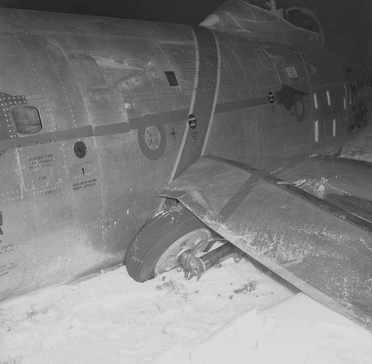 Buklanding med en F-86-K, Sabre SI-I, tilhørende 339 skvadron, Bodø ...