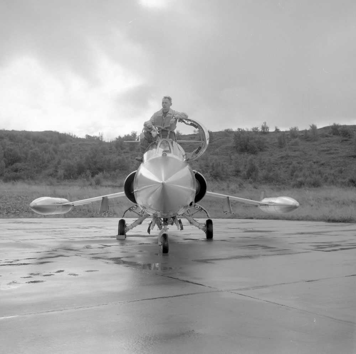 Kaptein Kjellesvik poserer i cockpit'en på en F-104-G Starfighter, 331 ...