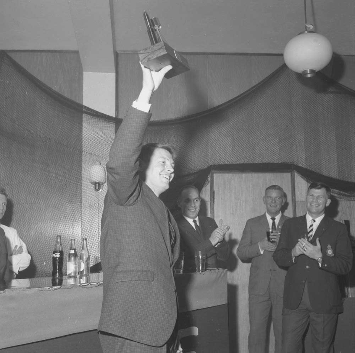 Overrekkelse av pokal til 336 skvadron i Messe I på Bodø flystasjon ...