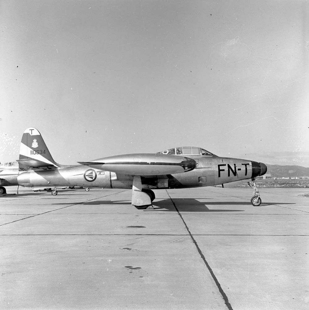 En F-84G-16 Thunderjet med kjennetegn FN-T og serie nr. 51-10634, står ...