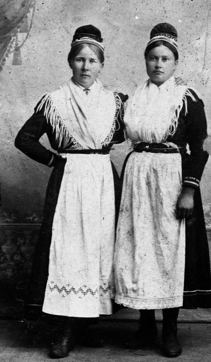 To kvinner i samedrakt. Berit Gamberg fra Gamberg i Vassdalen t.v. og ...