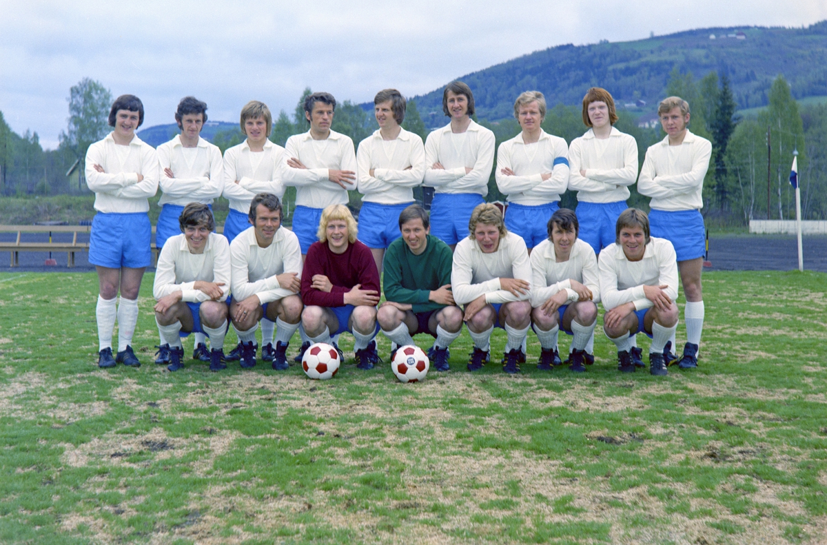 Brumunddal IL. Gruppe fotballspillere. A-laget 1972. 1 rekke f.v. Per ...