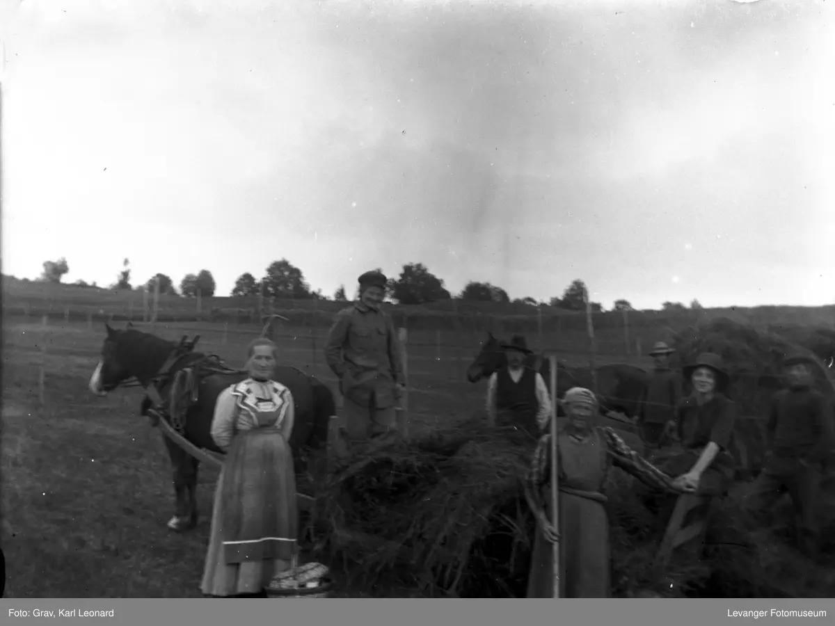 Gruppebilde, høykjøring - Levanger Fotomuseum / DigitaltMuseum