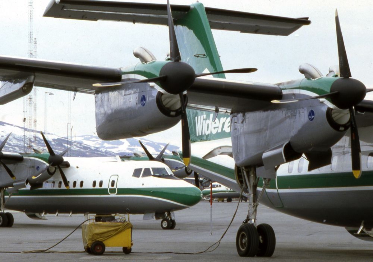 Lufthavn (flyplass). Tre fly, DHC-7-201 Dash 7 fra Widerøe parkert ...