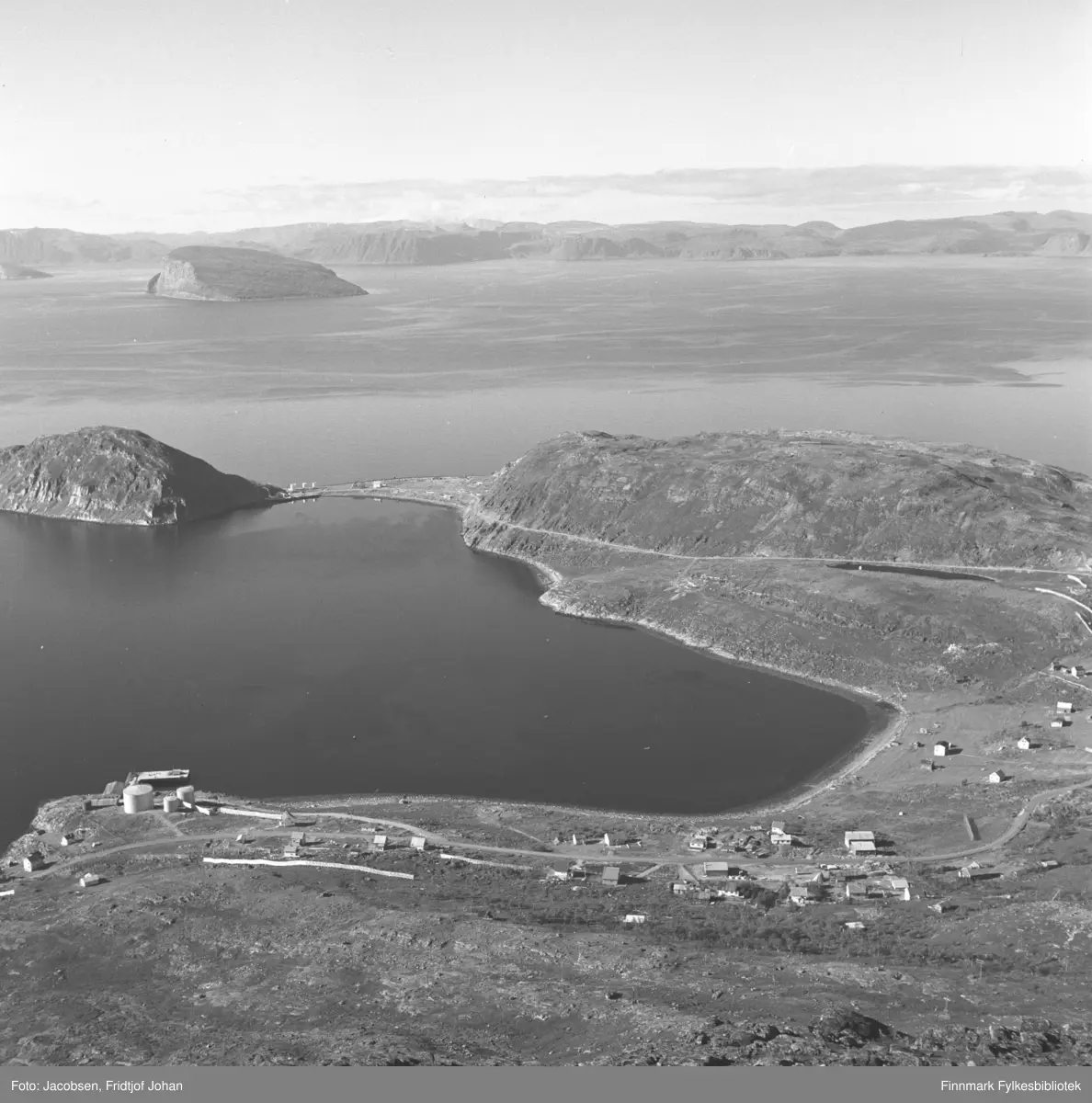 Utsikt over Rypefjord fra fjellet Tyven. Det lille vannet til høyre er ...