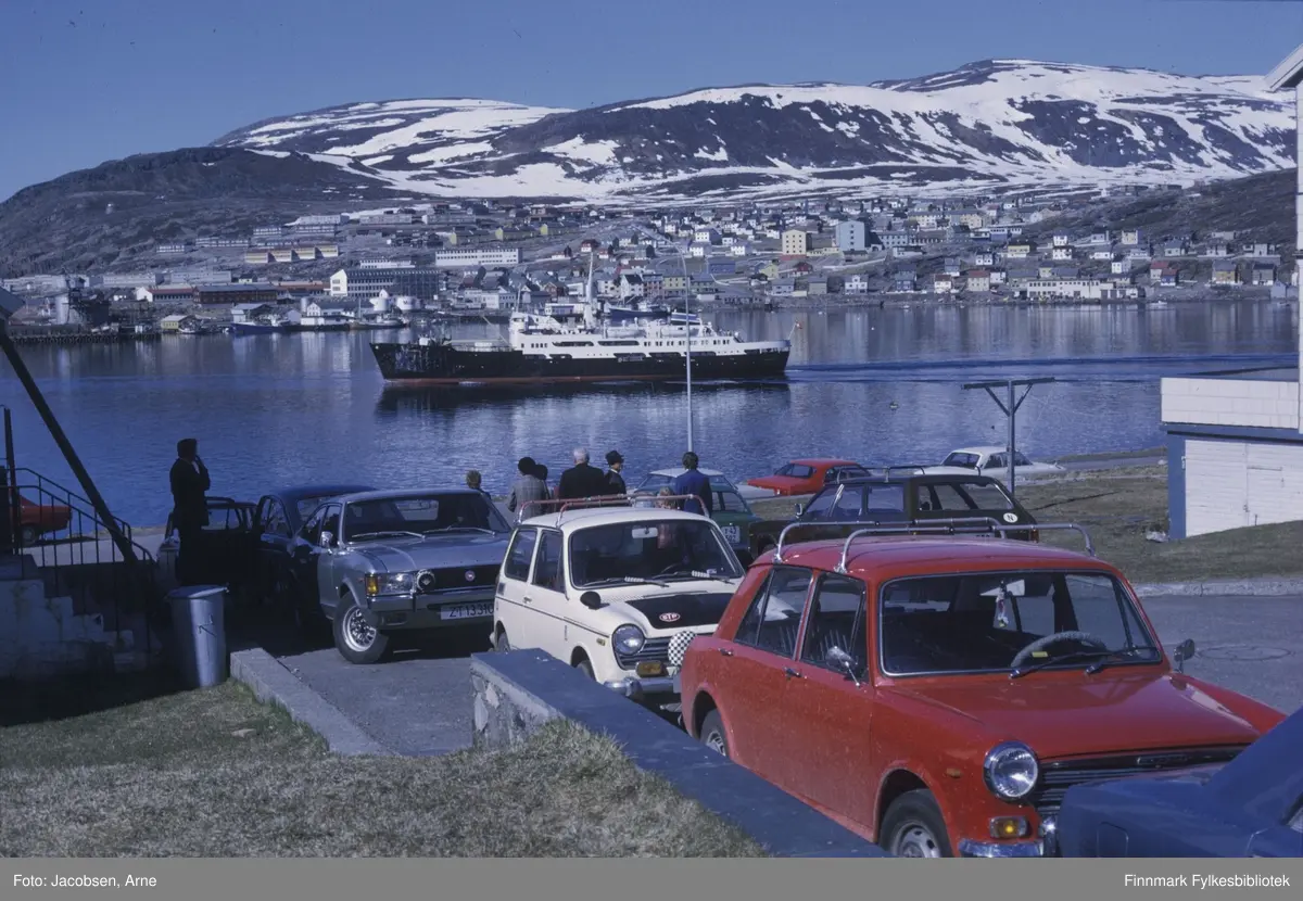 Hurtigruta M/S "Finnmarken" på tur ut fra Hammerfest en tidlig ...