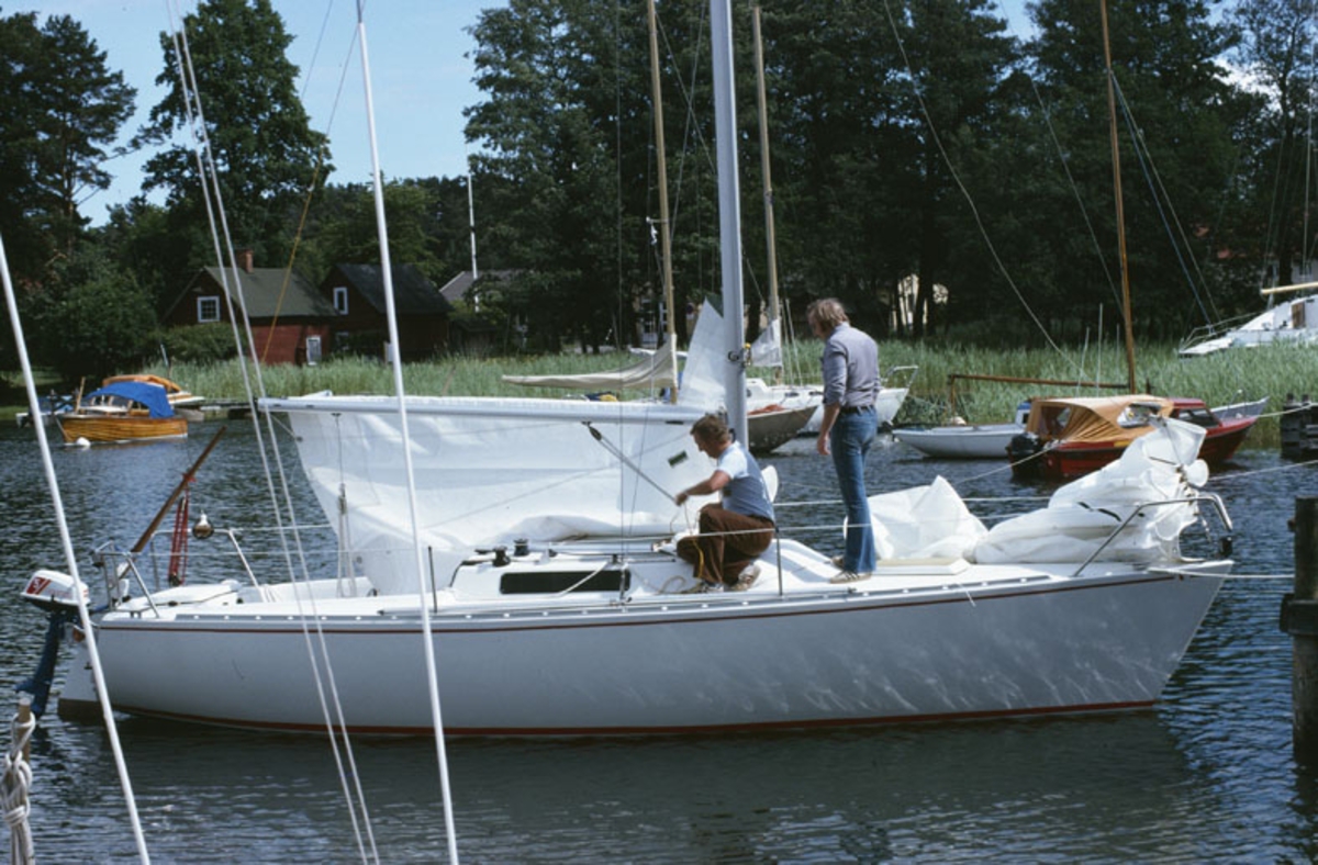 Albin 78 Cirrus vid brygga. - Sjöhistoriska museet / DigitaltMuseum