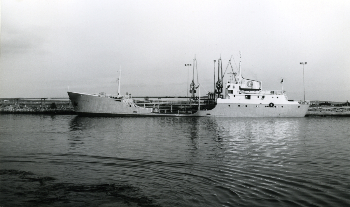 Ägare:/1970-76/: ett partrederi, Huvudredare: Joel Backman, /1976-77 ...