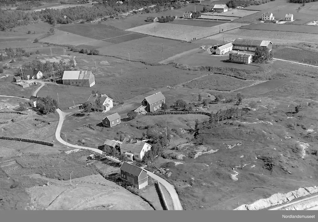 Flyfoto, Løding. Bygninger, dyrka mark, veier. Flere gårdsbruk ...