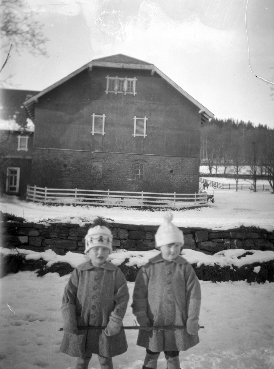 2 barn, Grefsheim gård, Nes Hedmark. - Anno Domkirkeodden / DigitaltMuseum