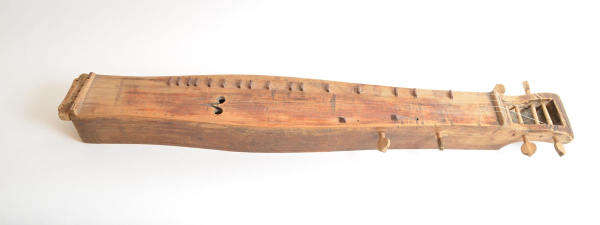 Langeleik med kasse - Valdres Folkemuseum / DigitaltMuseum