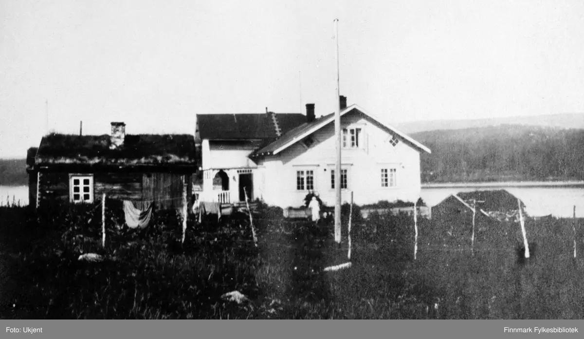Bildet er tatt av gården Strømsnes i Jarfjord sommeren 1924. På bilde ...