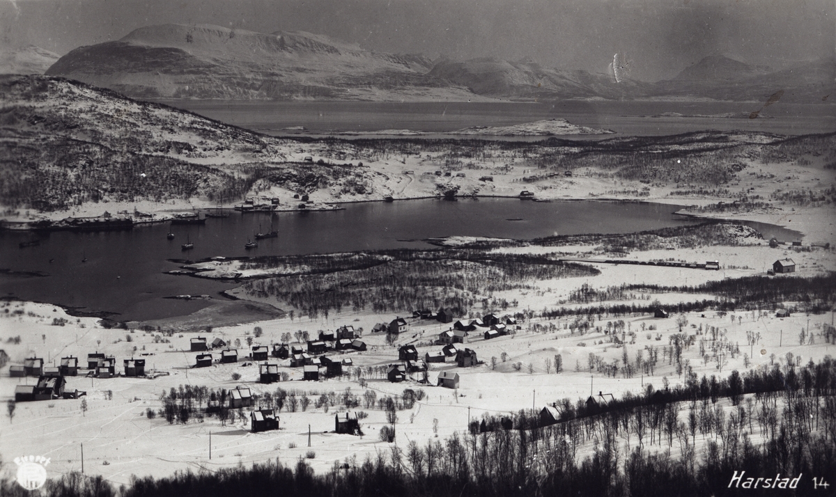 Seljestad, Harstadbotn og Gangsås. Til høyre reperbanen på Seljestad ...