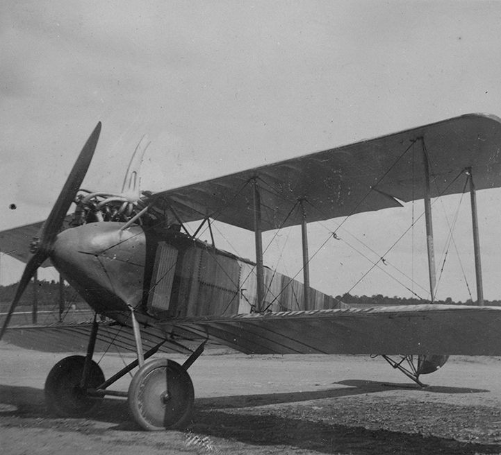 Flygplan Fokker D. IV står på ett flygfält. - Flygvapenmuseum ...