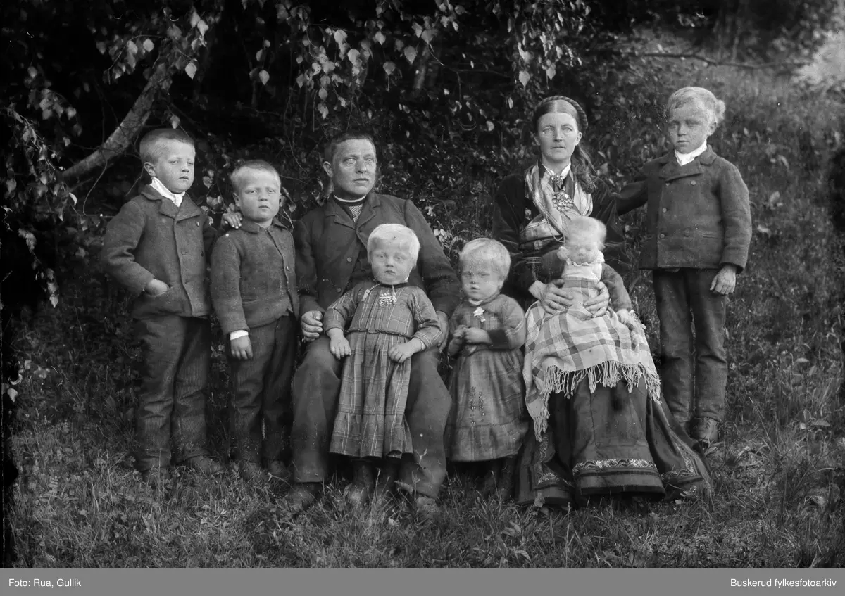 Familie Med Seks Barn 1897 Buskerud Fylkesfotoarkiv Digitaltmuseum
