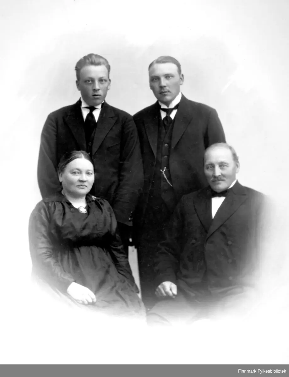 Portrett av fire personer, sannsynligvis en familie med foreldre og to ...