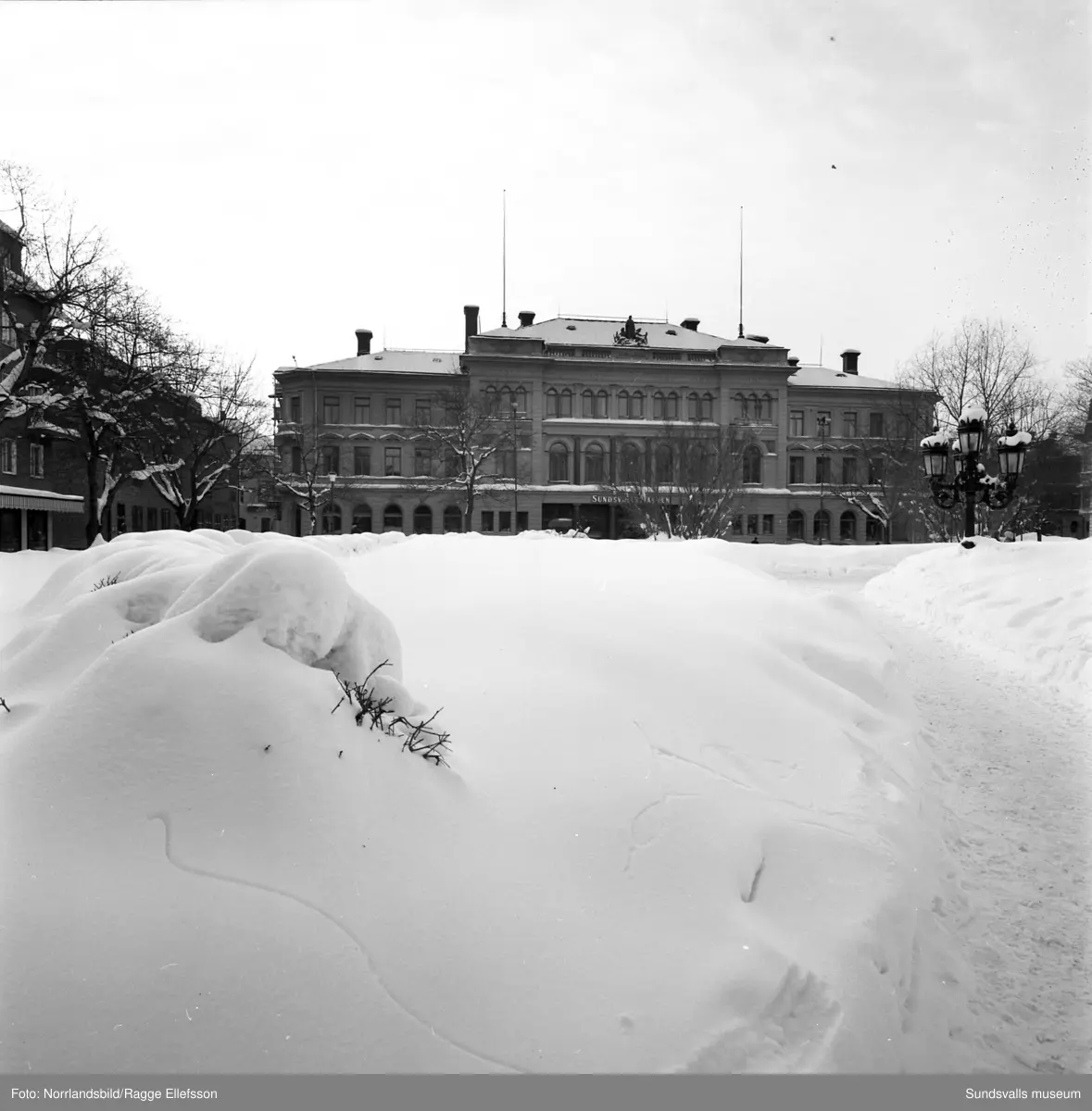 Vinterbilder från Sundsvall den snörika vintern 1966. Esplanaden ...