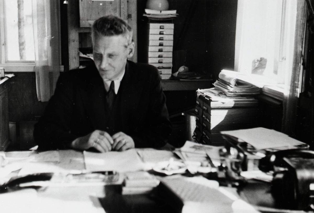 Handelsskolebestyrer Jens Ellingsen (1899-1962) ved J. Ellingsens ...