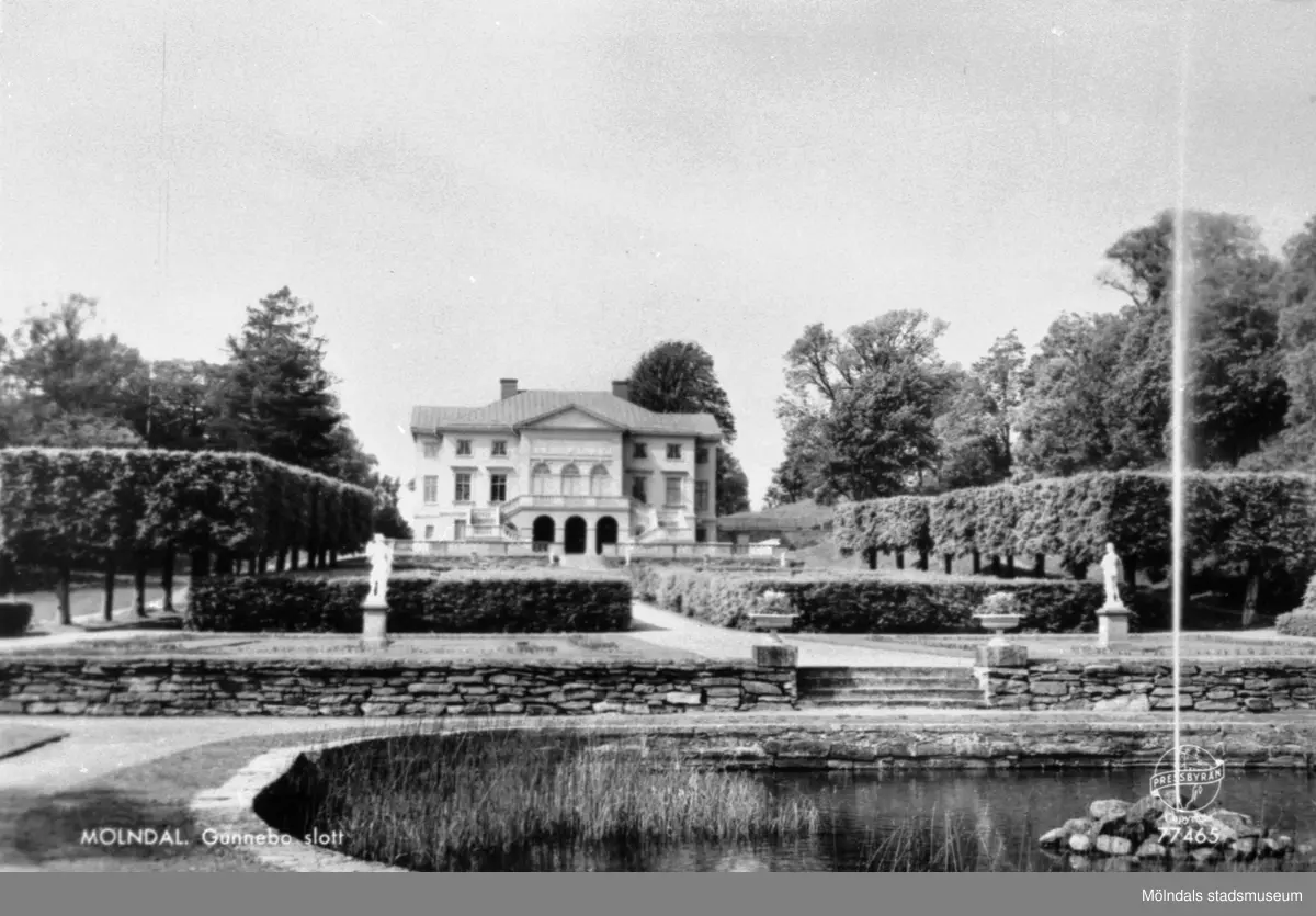 Gunnebo slotts huvudbyggnad och södra trädgården från södra sidan av ...