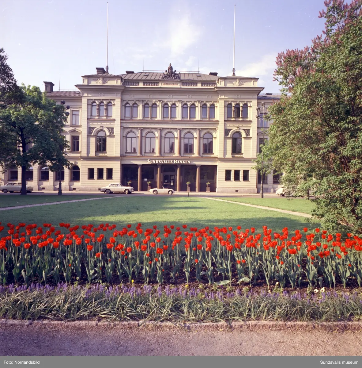Exteriörbilder av Sundsvallsbankens fasad mot Vängåvan. - Sundsvalls ...
