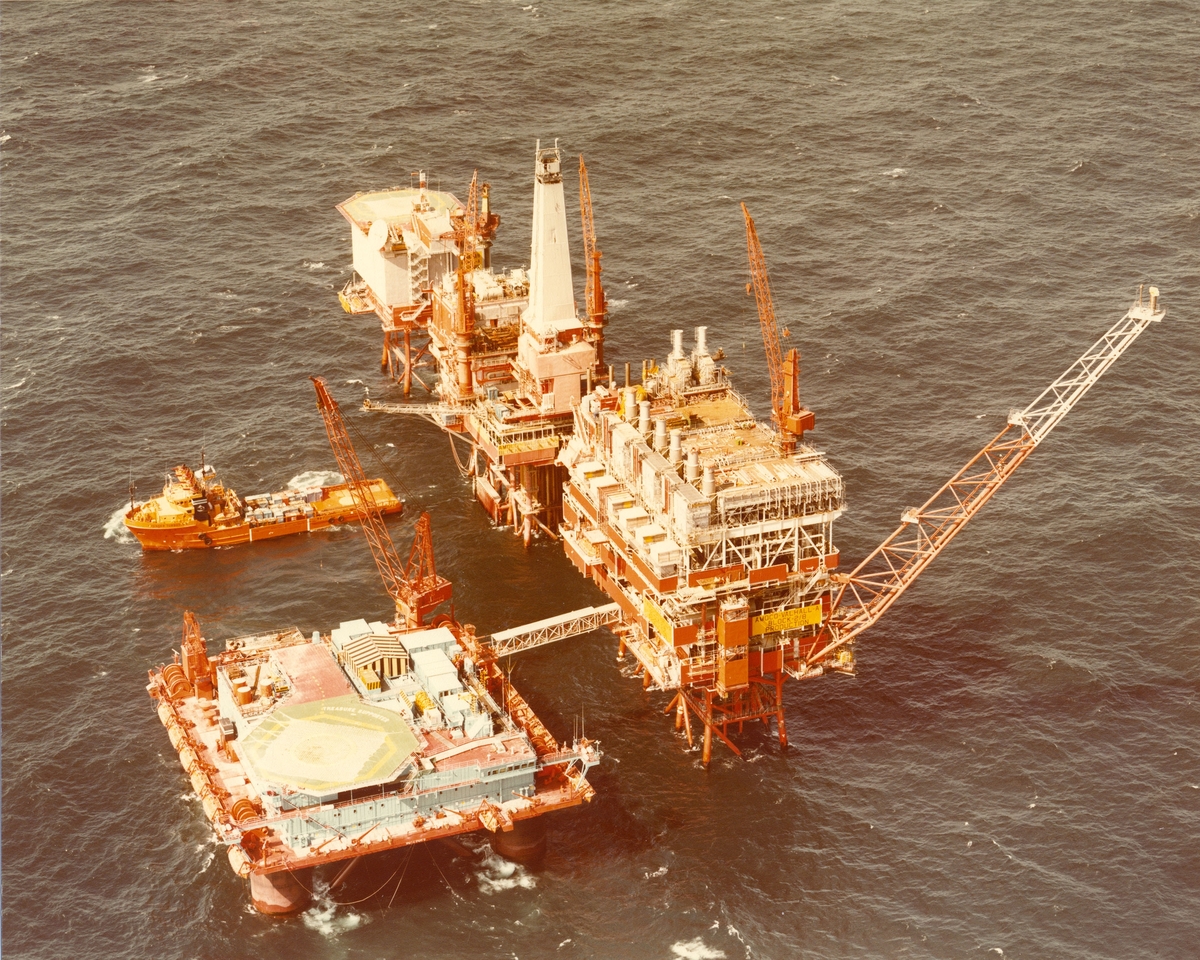 Valhall er et oljefelt som ligger på ca. 70 meters vanndyp. Feltet ble ...