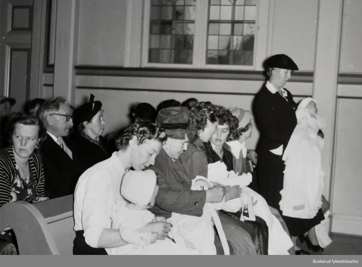 Dåpsbilde fra Hønefoss kirke - Buskerud fylkesfotoarkiv / DigitaltMuseum