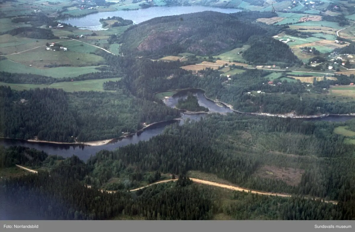 Flygfoton över landskapet längs med Ljungan nedströms Marmen. Viforsen ...