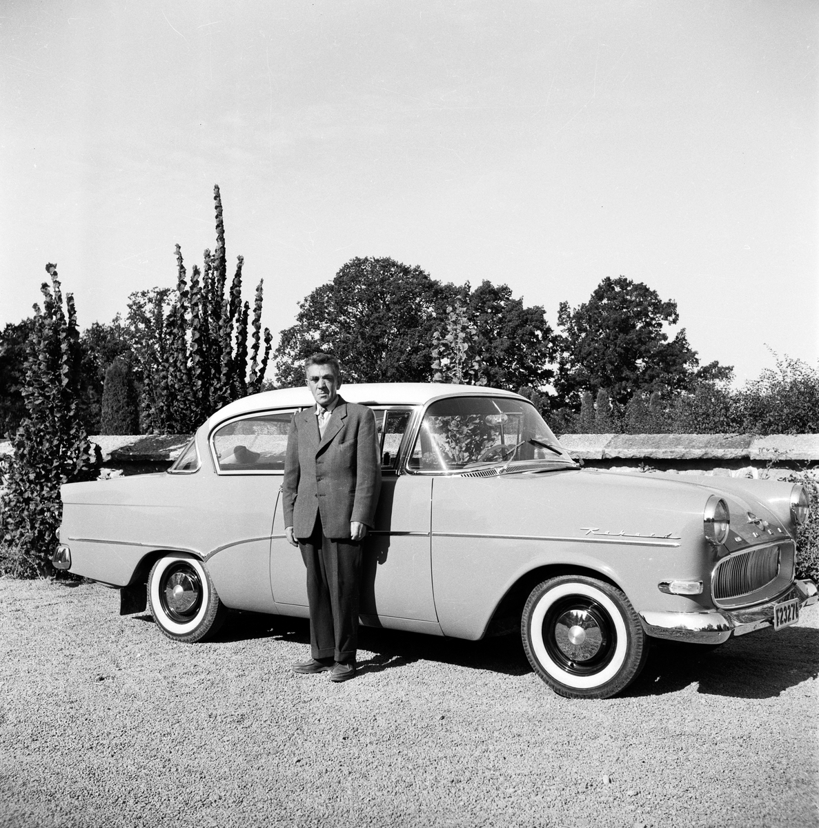 Sven Engvall står bredvid en bil, Opel Rekord, i Huskvarna ...